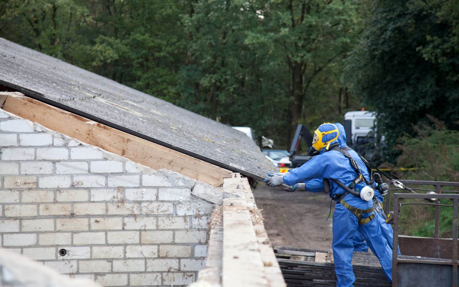 Asbest im Putz: Versteckte Gefahr in Altbauten erkennen & entsorgen ...