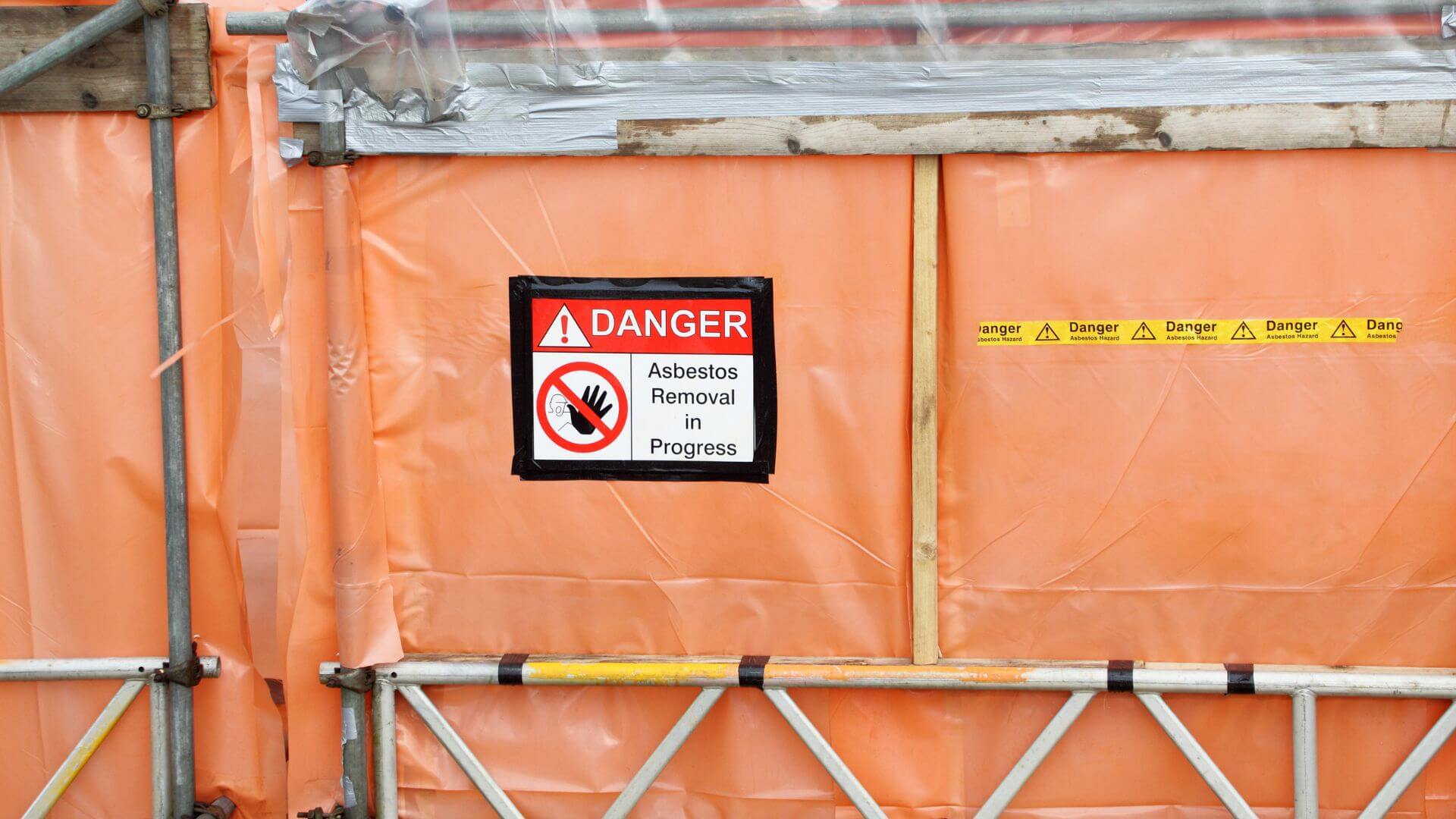 ᐅ Asbest abholen lassen: Container, Kosten & Entsorgungsablauf